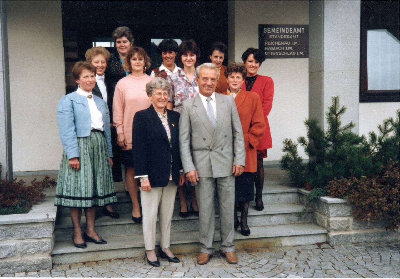 Schneidermeisterin Hedwig Schmidt mit 9 ihrer 10 Lehrmädchen